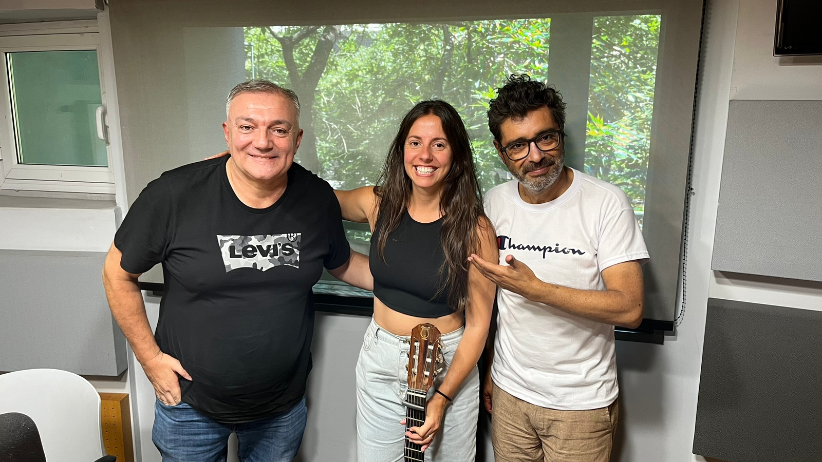 Cata Raybaud nos adelanta Cosquín Rock 2023 y toca canciones de su ...